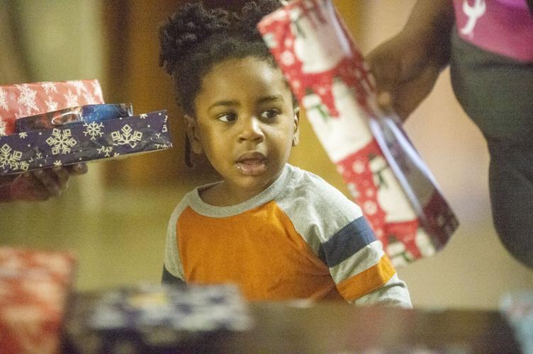Christmas giveaway in Garrison | Photo Gallery | dailysentinel.com