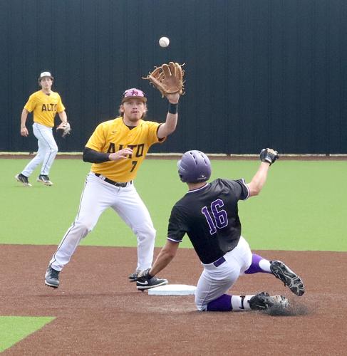 No. 5 Indians nose out 25th-ranked Yellowjackets, 3-2 | Sports ...