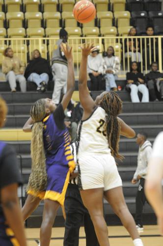 Swindle powers Lady Dragons past Center in season opener | Sports ...