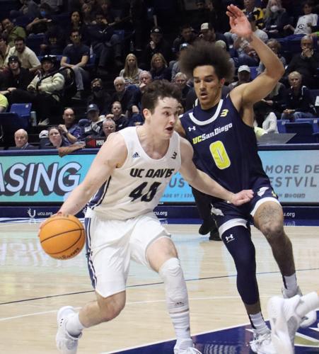 Basketball: UC Davis men win despite bad shooting | Aggies ...