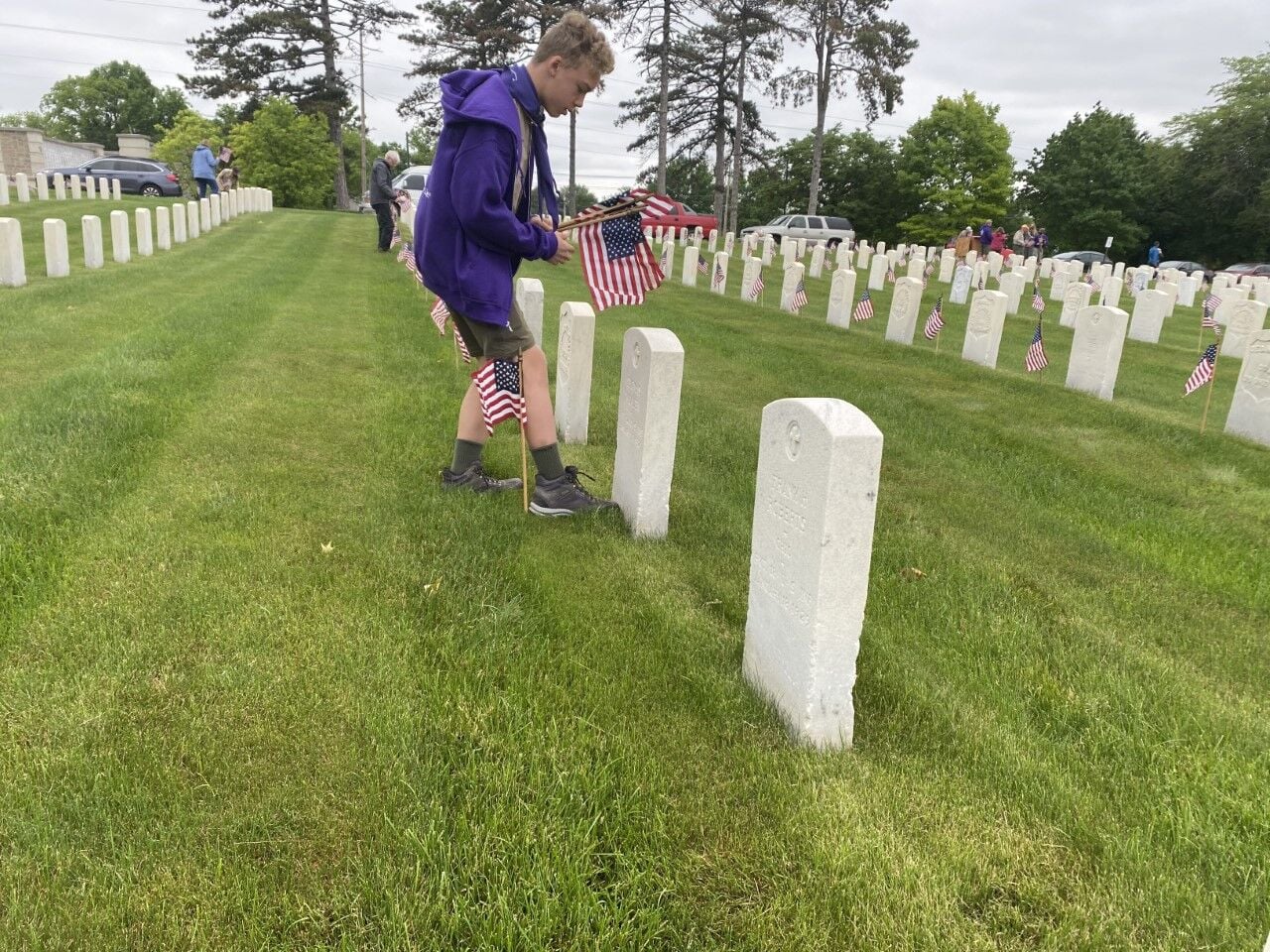 Scouts return to Dayton National Cemetery to place flags on graves ...
