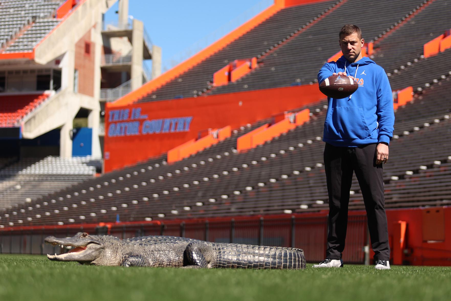 Florida coach Jon Sumrall's photoshoot with a 7-foot alligator includes ...