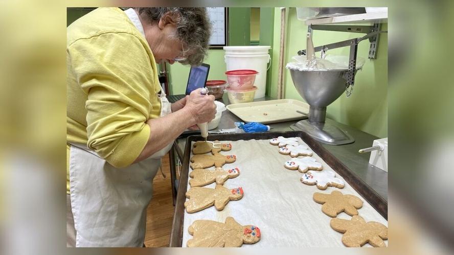 Evans Bakery mother, daughter share favorite holiday memories, cookie ...