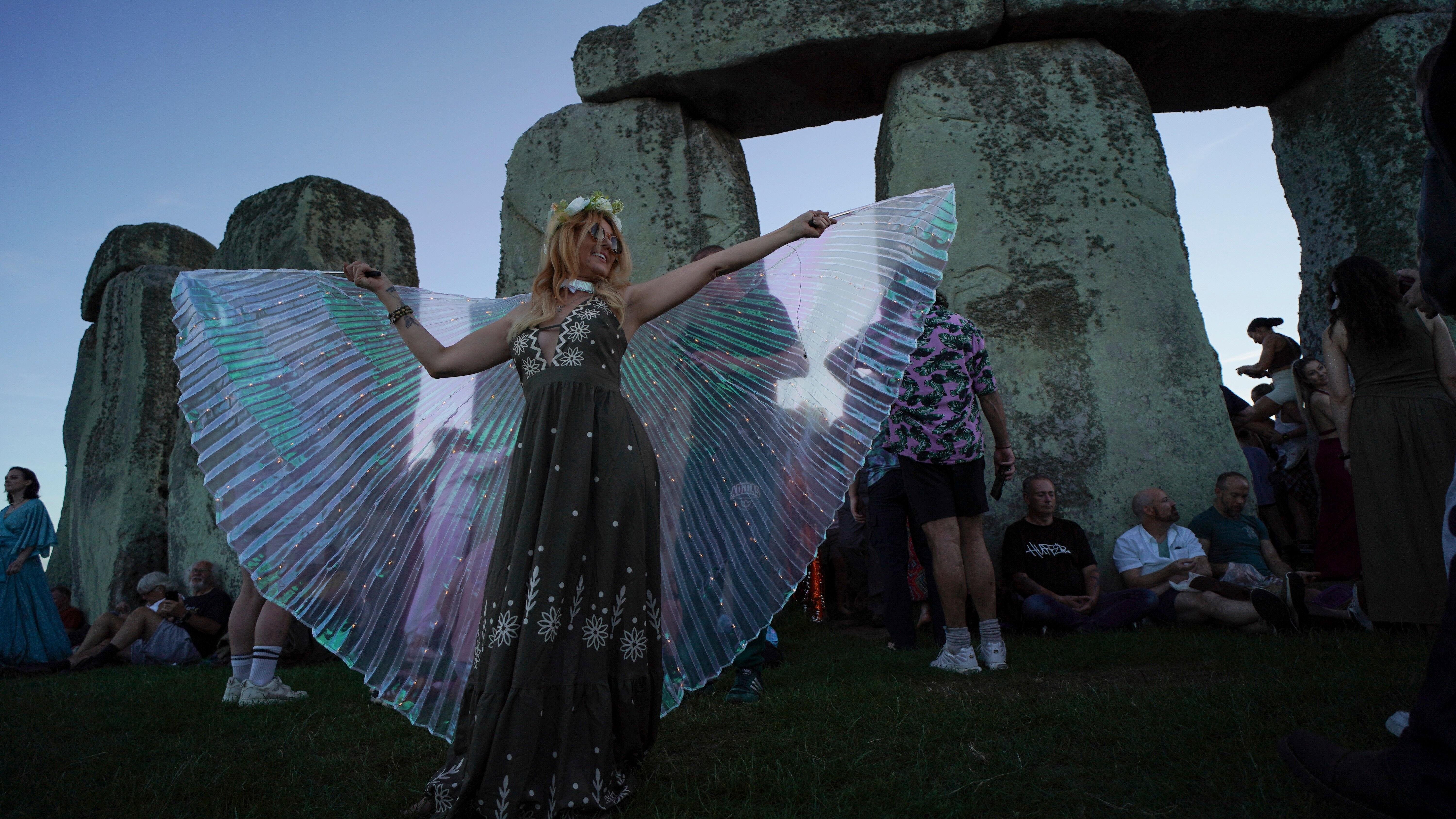 Welcoming the longest day at Stonehenge, in photos | Nation & World ...