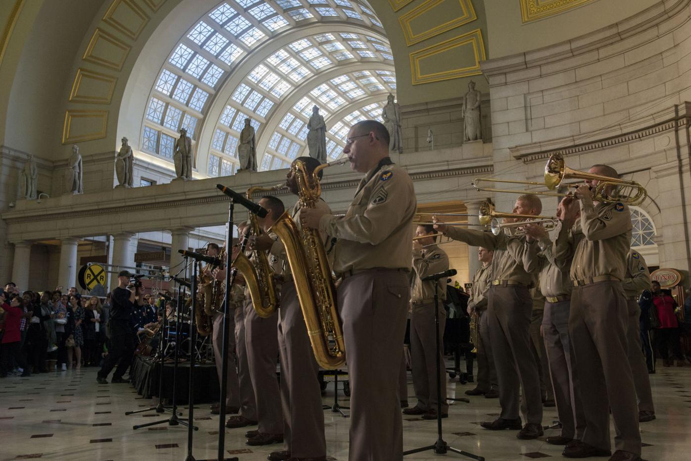 USAF Band surprises commuters at Union Station | Features | dcmilitary.com