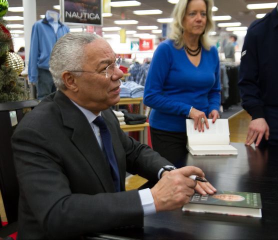 Colin Powell Book Signing | Features | dcmilitary.com