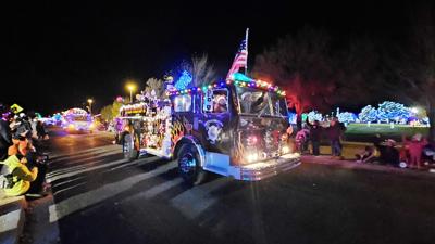 Prescott Valley treats crowd to fireworks after Light Parade, Christmas ...