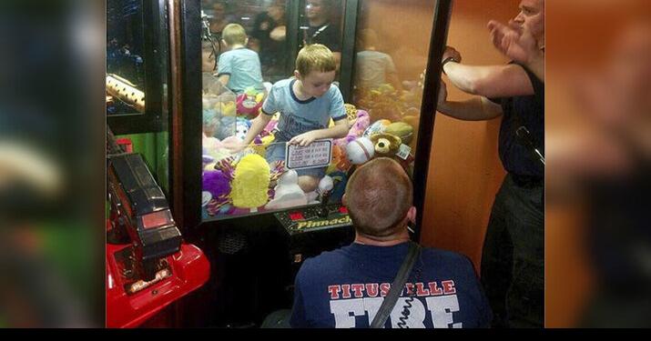 Give me a toy: Florida boy gets trapped in vending machine | Odd ...