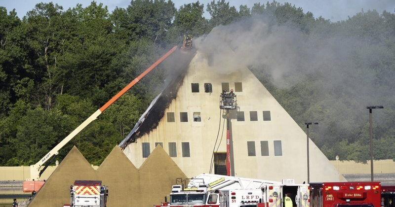 Giant pyramid tourist attraction burns in northern Illinois | Odd ...