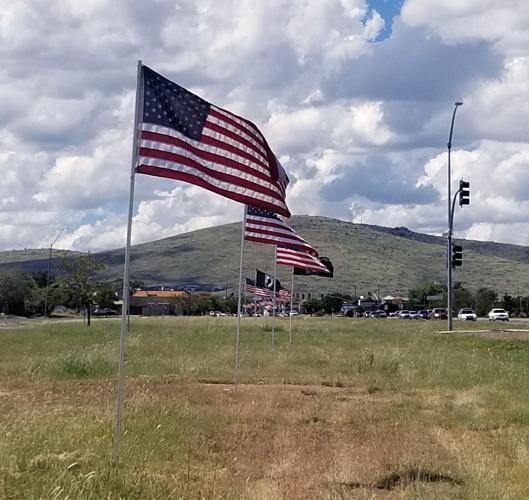 A mile of flags fly in Prescott Valley to show support for veterans ...