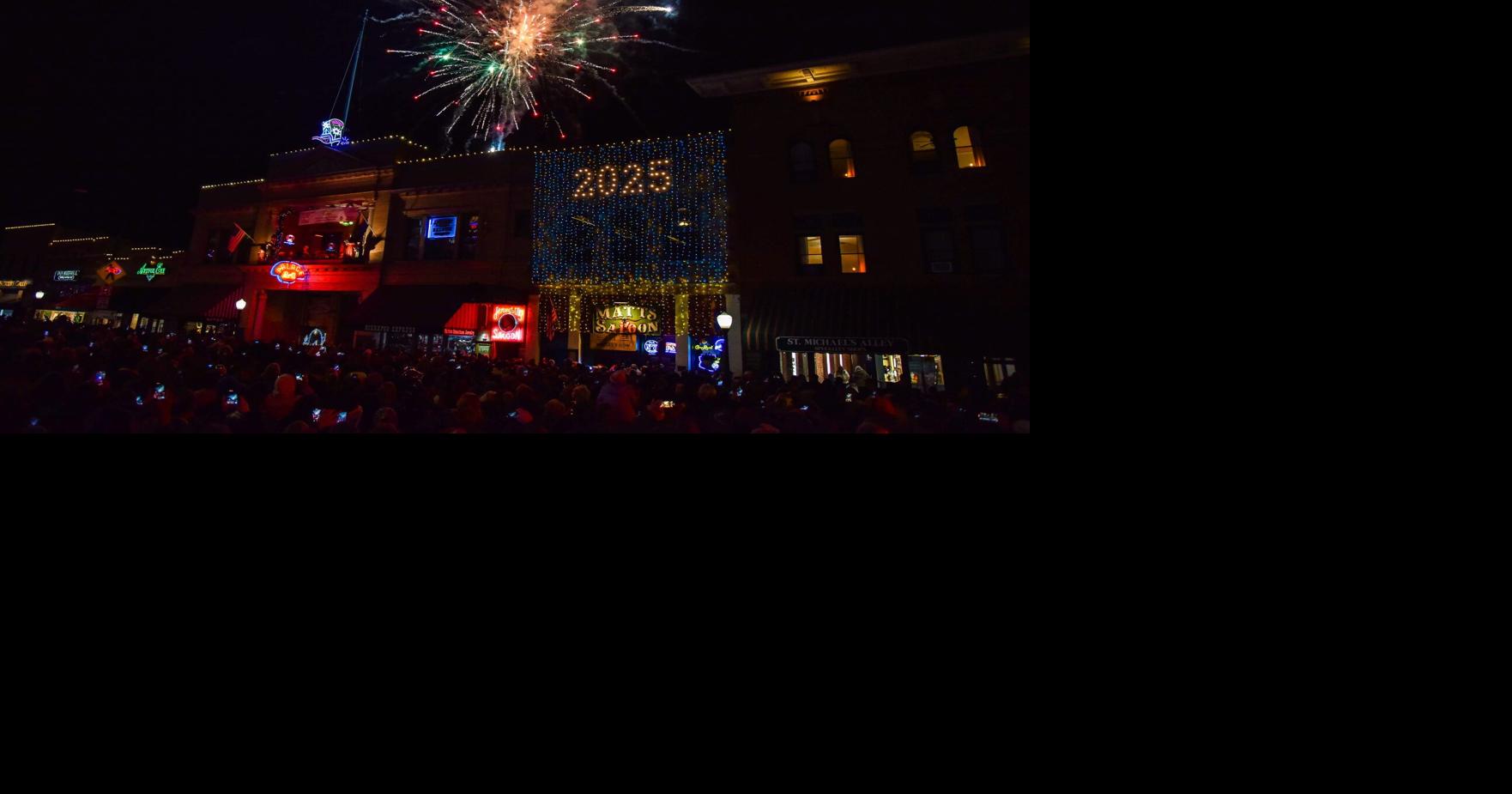 Picture This: New Year's Eve Boot Drop | Multimedia | dcourier.com