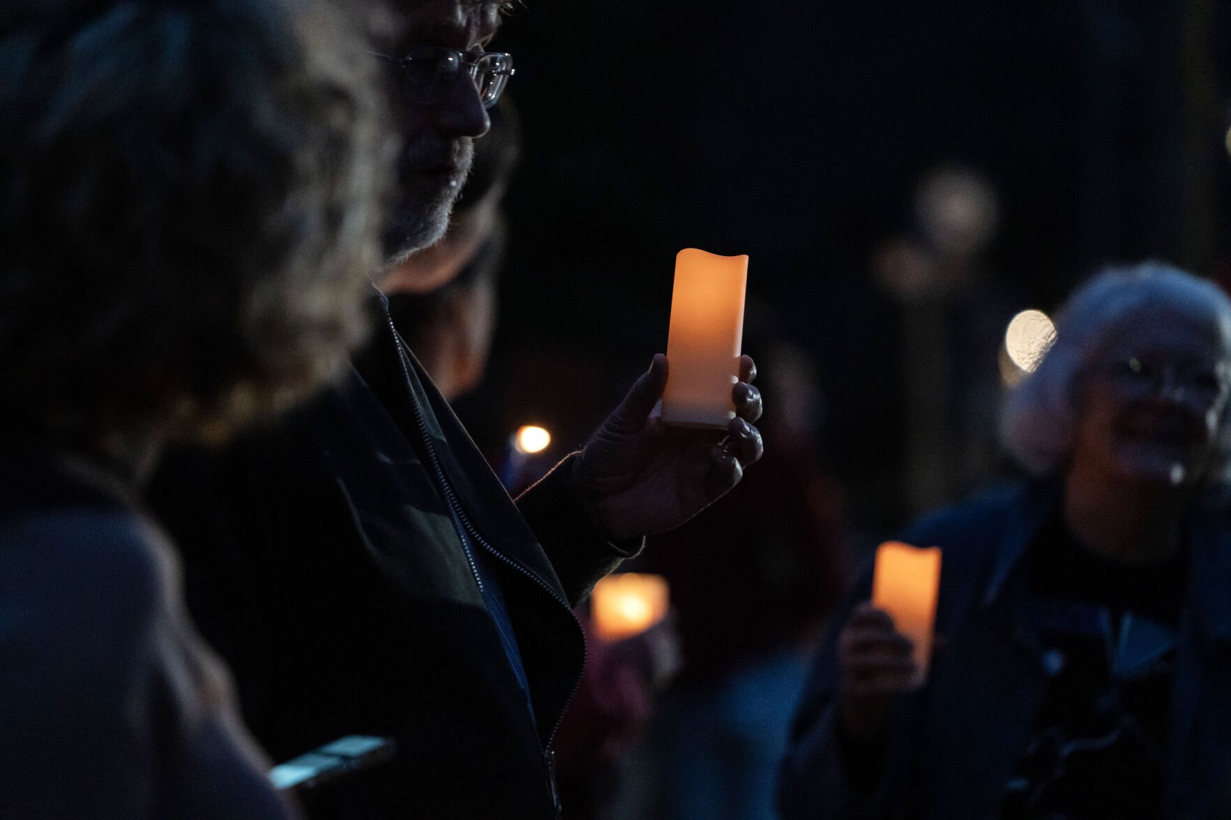 People at vigils want accountability for Renee Good’s death ...