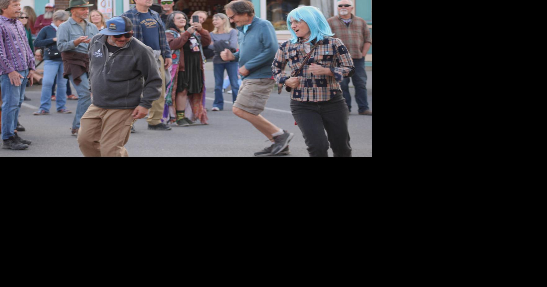 Crowds enjoy vendors and musical entertainment at Mountain Harvest ...