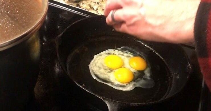 Triple-yolker egg a 1-in-this-many-million surprise for Albany man