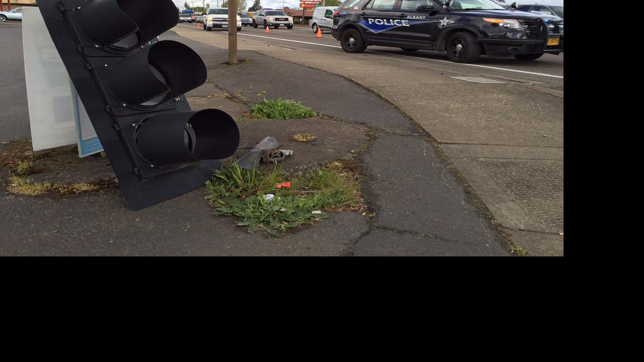 Fallen traffic signal slows traffic on Waverly and Santiam | Local ...