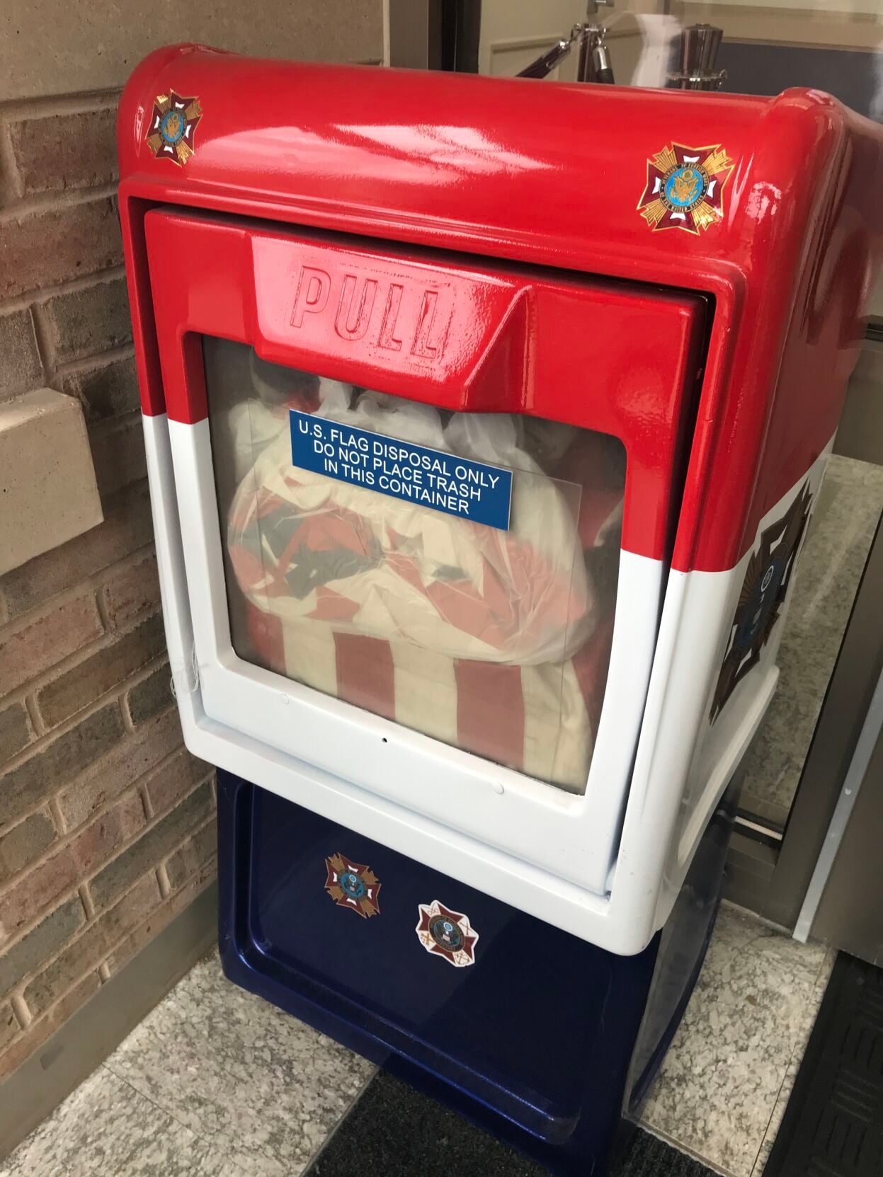 Old, tattered American flags welcome here | Londonderry | derrynews.com