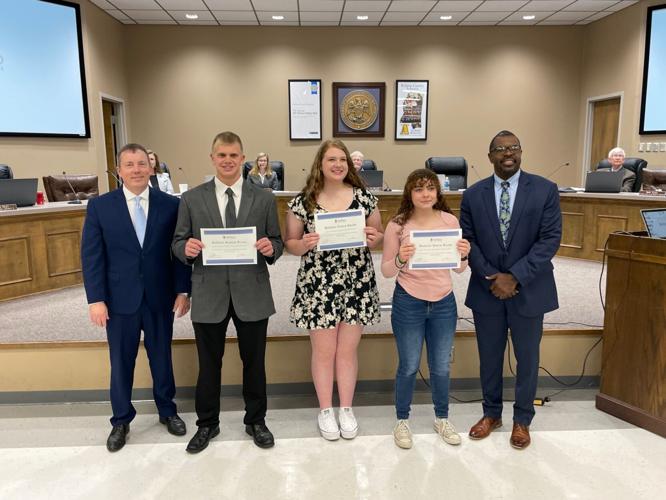 School district names top students for graduation | News | desototimes.com