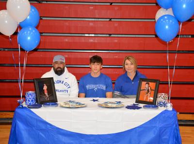 Duncan signs to wrestle with the Stars | Sports | duncanbanner.com