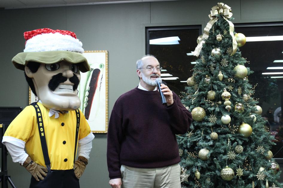 Cameron tree lit amid holiday cheers | News | duncanbanner.com