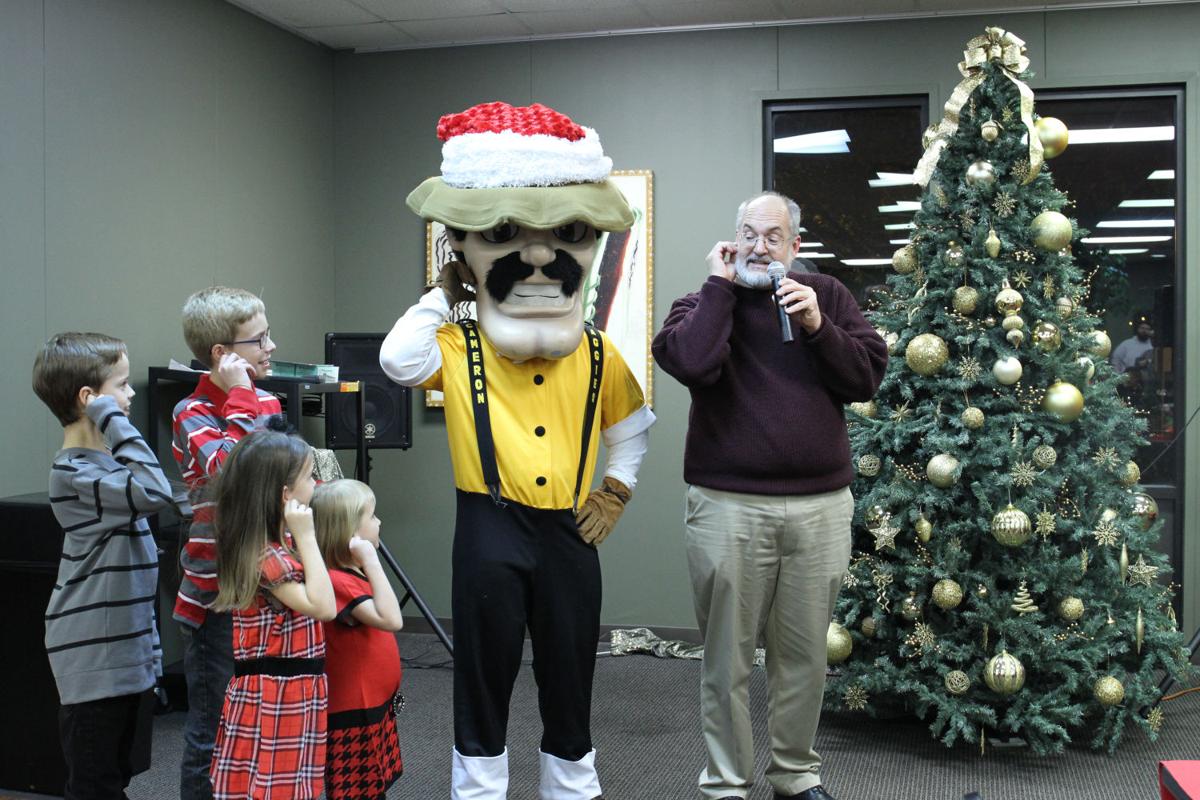 Cameron tree lit amid holiday cheers | News | duncanbanner.com