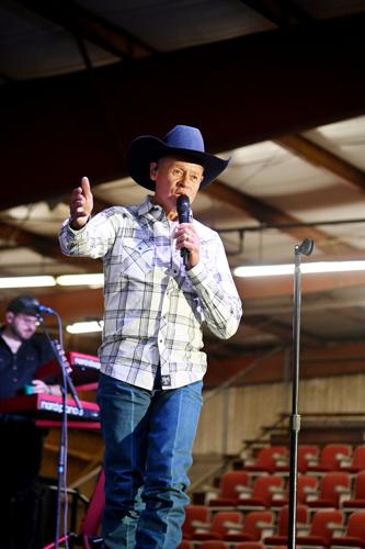 Neal McCoy ‘Shakes It’ in Duncan | Community | duncanbanner.com