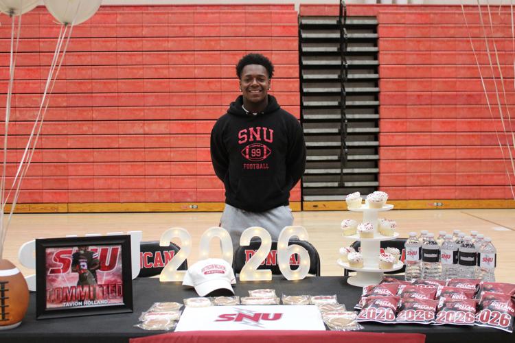 Tavion Holland signs with SNU for football | Sports | duncanbanner.com