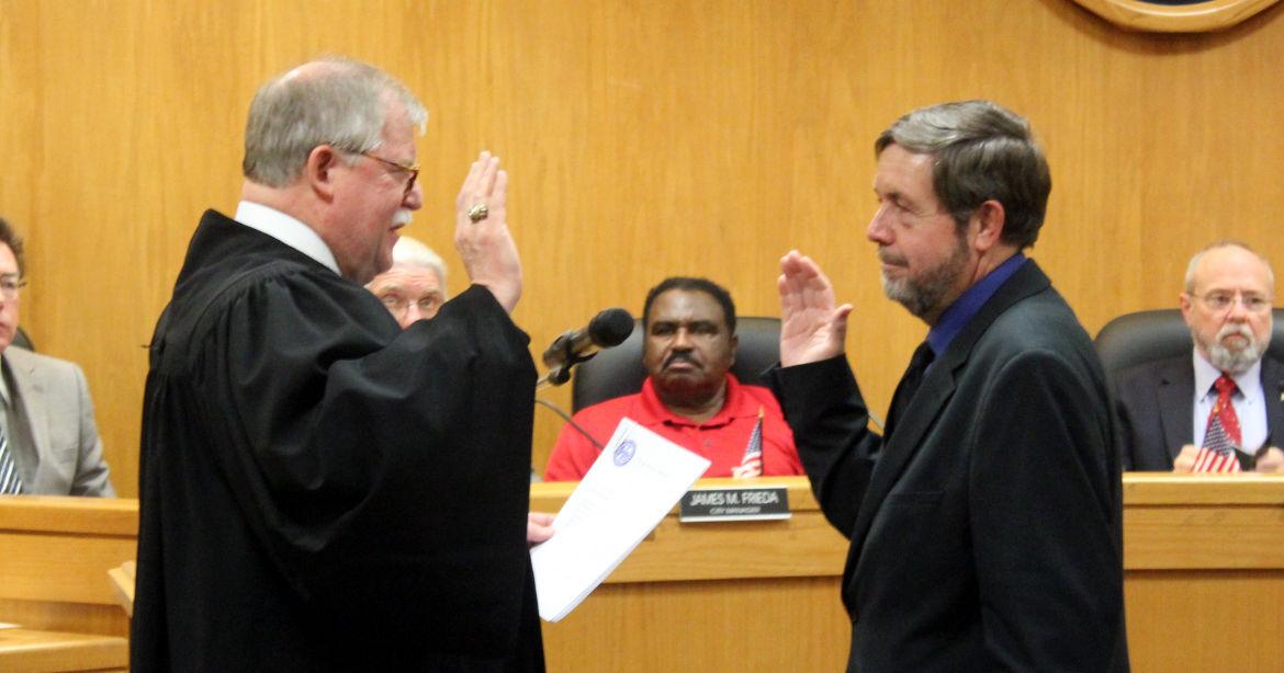 Ritchie Dennington sworn in as Duncan Mayor | News | duncanbanner.com