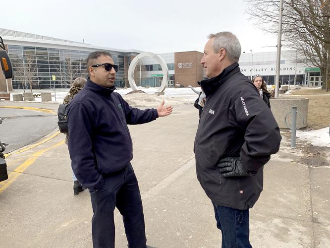 Ajax mayor hopping on the buses