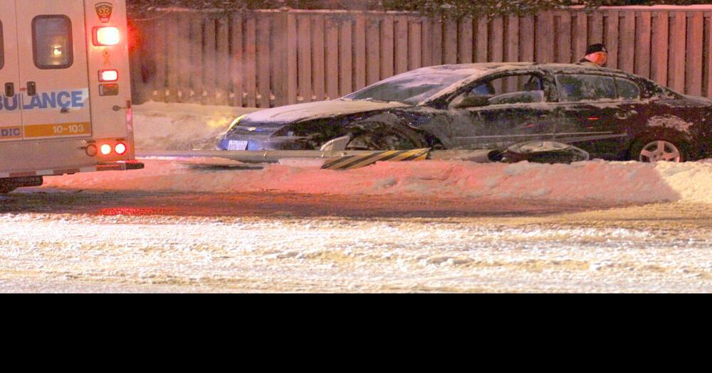 Oshawa crash takes out traffic light, sends driver to hospital