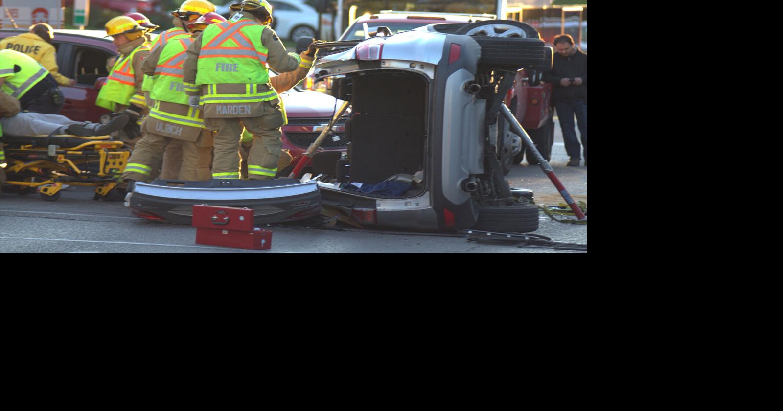 Three-car crash closes King Street in Oshawa