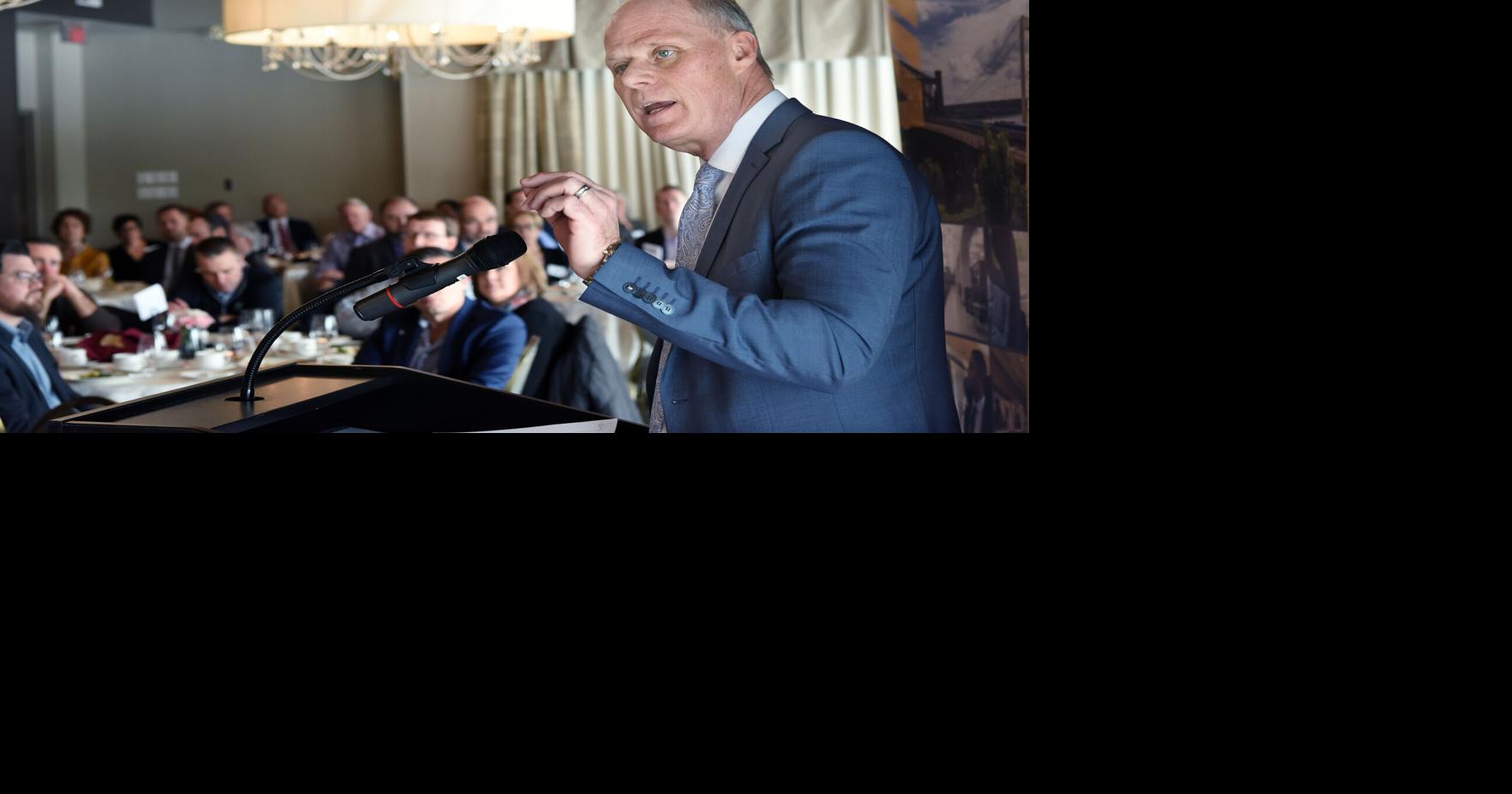 Oshawa Mayor Dan Carter tackles GM closure as he rallies local business ...