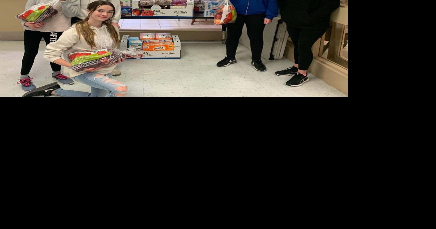 Stingerz ringette team makes food donation to Sunderland Public School