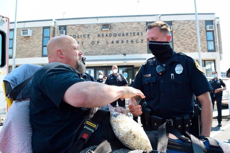 Injured Lawrence police officer receives heartwarming homecoming ...