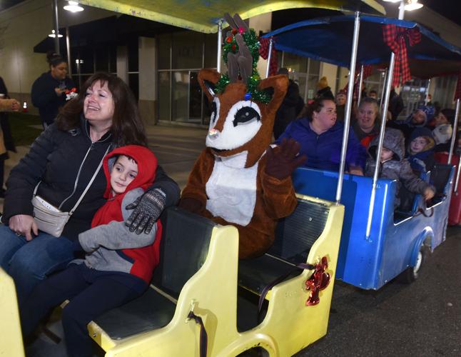 SLIDESHOW: Methuen Tree Lighting Ceremony | Gallery | eagletribune.com