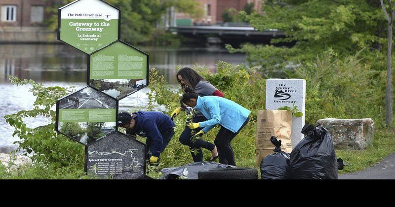 Clean sweep along the Spicket River | News | eagletribune.com