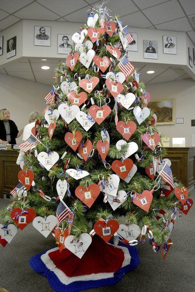 Christmas tree at old courthouse honors World War II veterans | Local ...