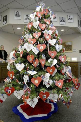Christmas tree at old courthouse honors World War II veterans | Local ...