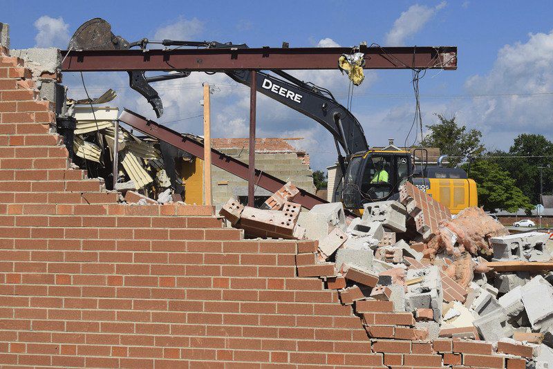 Police station demolition continues | Local News | effinghamdailynews.com