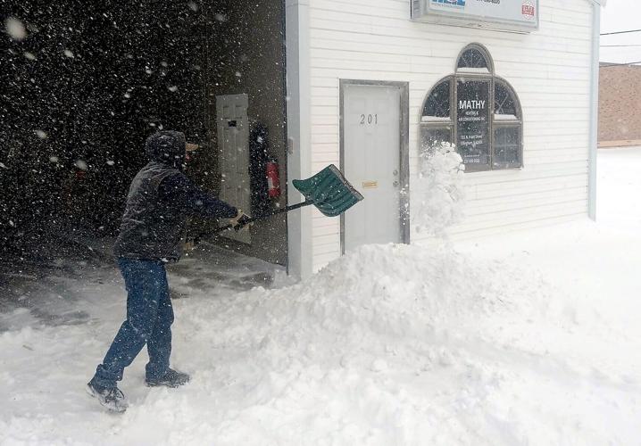 Effingham region digs out of the snow; 11.3 inches fell, with more ...