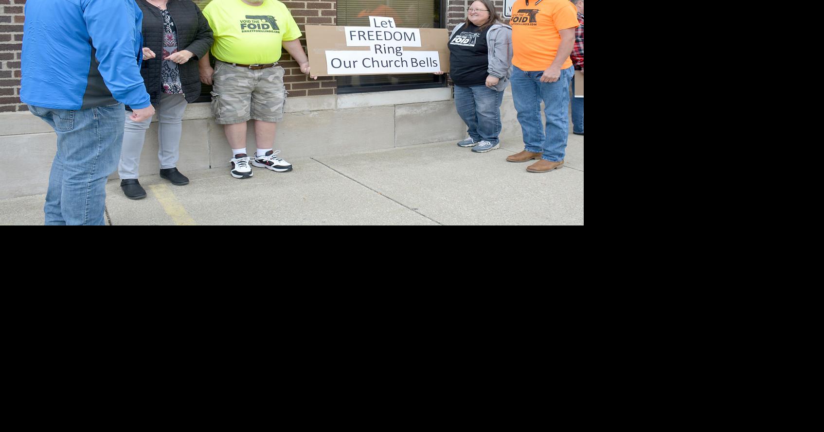 State representative's plan to reopen Illinois draws crowd outside ...