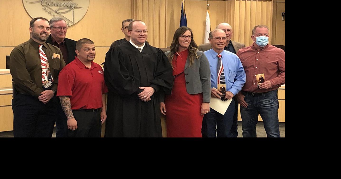 County and school officials sworn-in by Judge Mason Simons