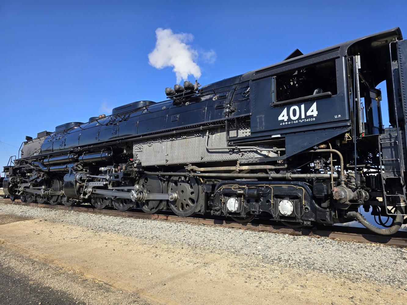World's largest steam locomotive crosses through Elko