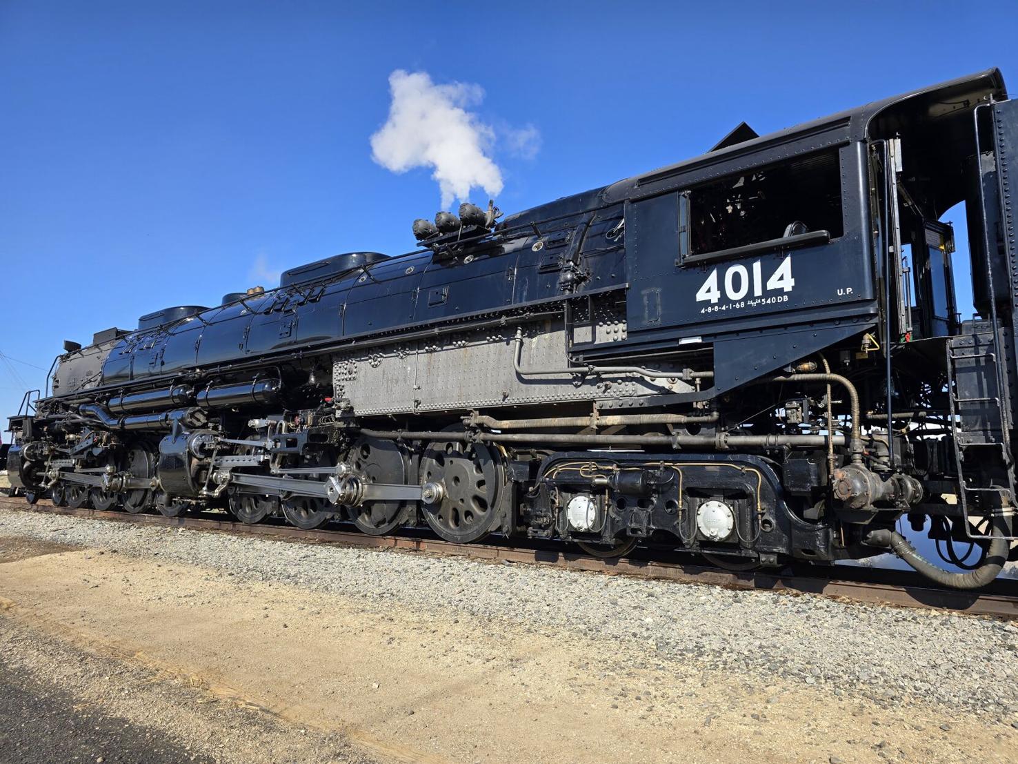 World's largest steam locomotive crosses through Elko