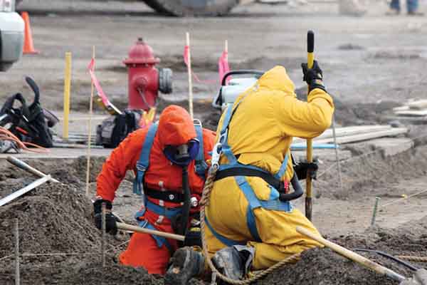 Construction workers hit gas pipeline