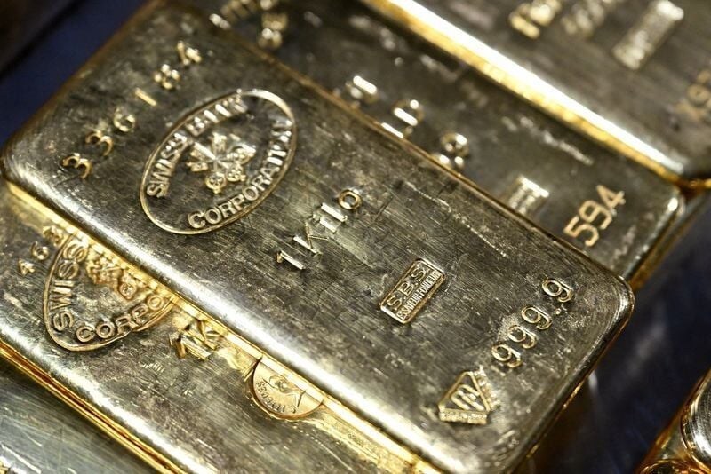 Price of gold plummets after shiny start to year