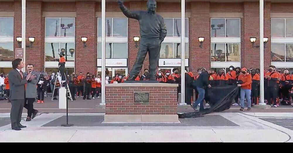 Holden creates statue for OSU honoring Pickens | Local News | enidnews.com