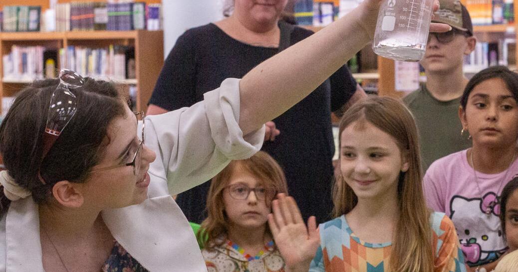 Library program teaches kids about dinosaurs | News | enidnews.com