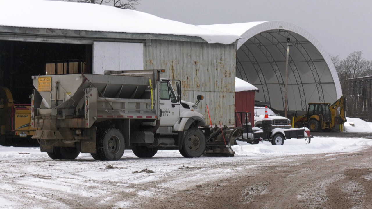 Warren DPW Working Through the Steady Snow | News | erienewsnow.com