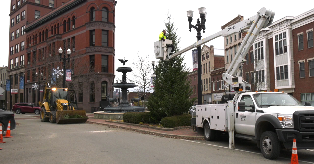 Warren DPW Crews Install Downtown Holiday Tree | News | erienewsnow.com