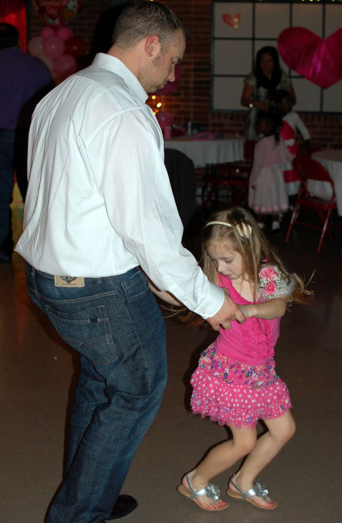 Eighth grade students enjoy father-daughter dance | News | fbherald.com